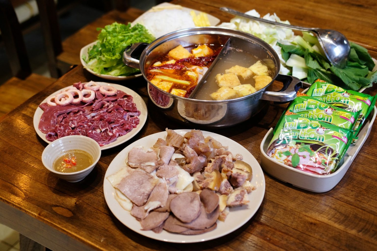 Cách nấu lẩu bò nhúng dấm ngon "nuốt lưỡi" ngày gió mùa