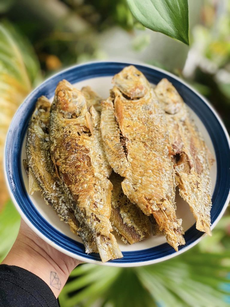 Cá Mòi Chiên Giòn Chấm Mắm Tỏi Dân Giã Mà Ngon
